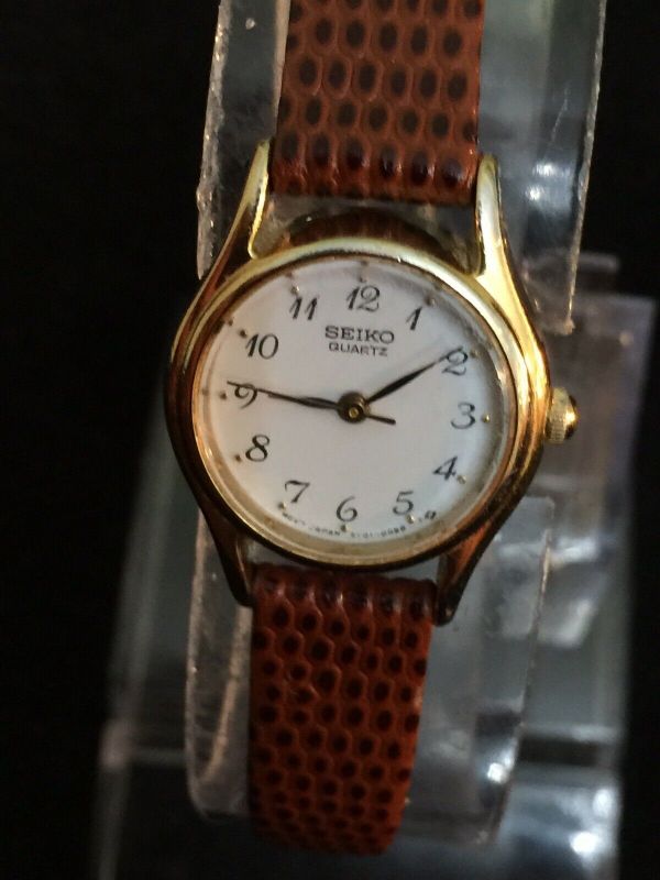 Seiko Quartz Vintage, Ladies White Face Easy Reader Number Brown ...
